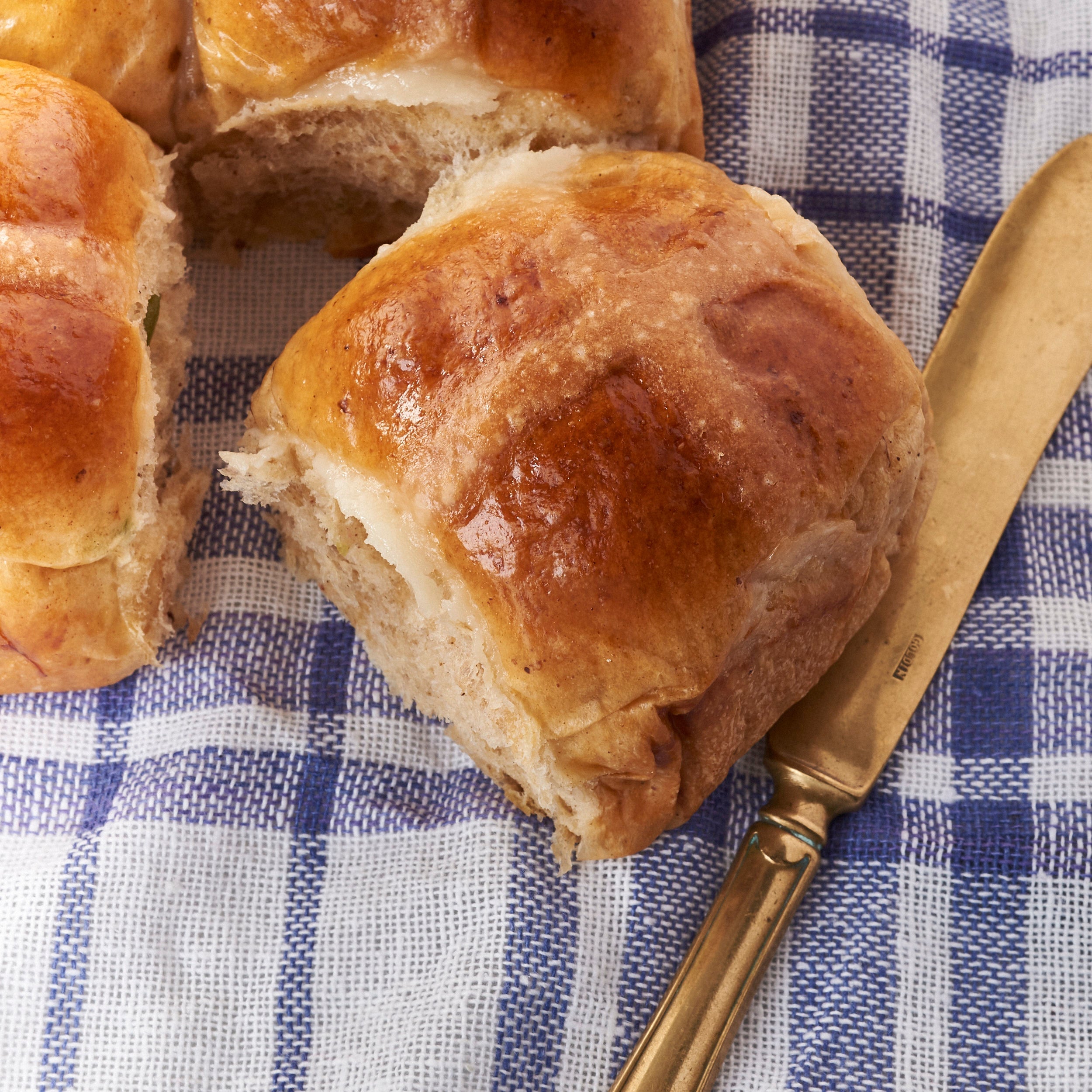 Hot Cross Bun, various flavours (single bun) – ATDTOGO